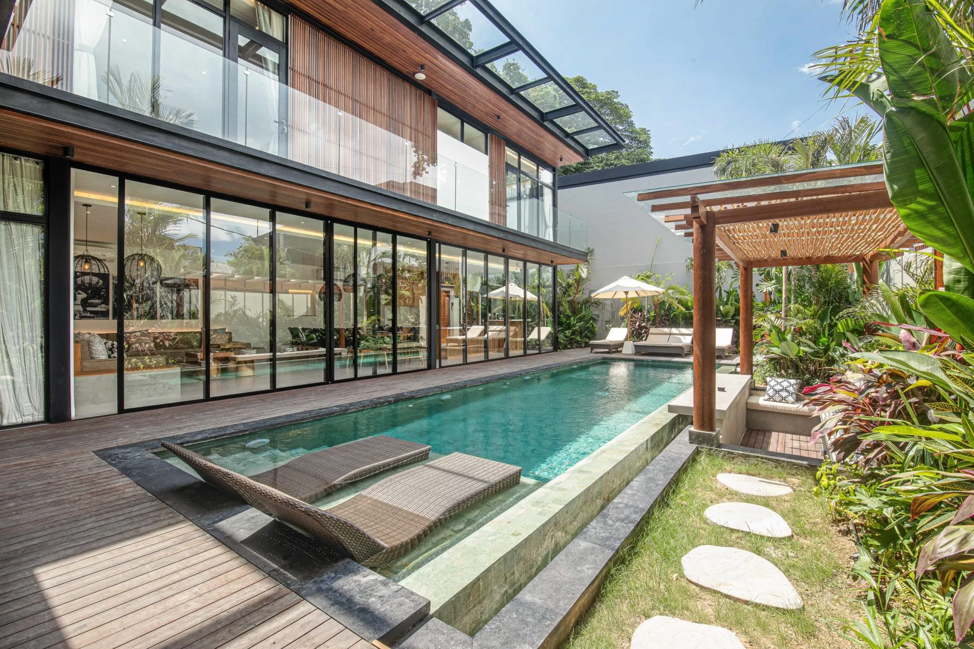 Large Villa Bali: 12-Bedroom Family Compound with 2 Private Pools